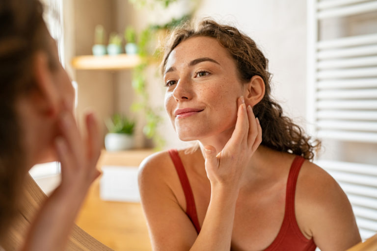 Peau granuleuse : comment la traiter ? - Maquillage.com