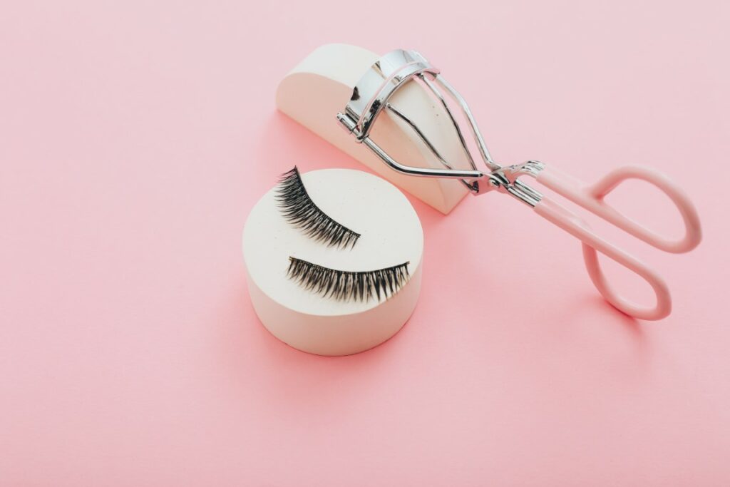 Comment utiliser un recourbe-cils - Maquillage.com