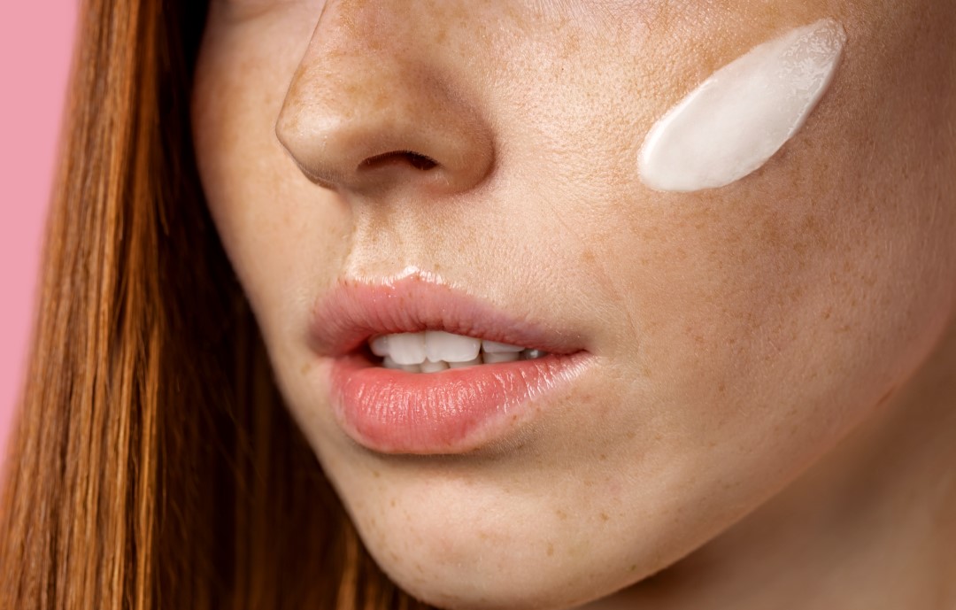 A quoi sert la base de teint et comment bien l'appliquer ? - Maquillage.com