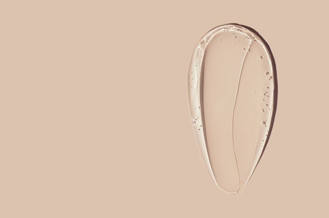A quoi sert la base de teint et comment bien l'appliquer ? - Maquillage.com